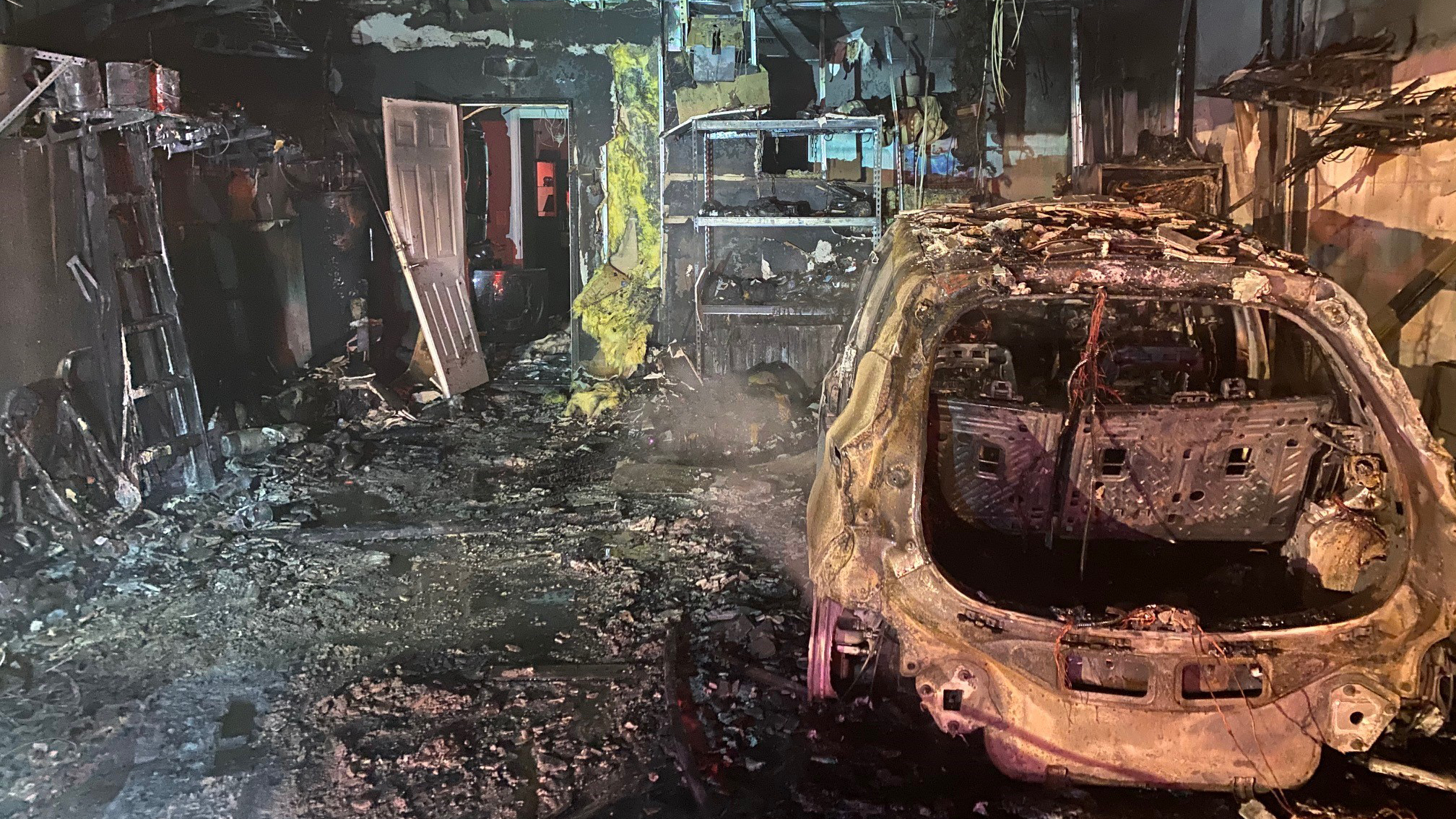 Can anyone tell from the pictures what type of ev caught fire in this ...